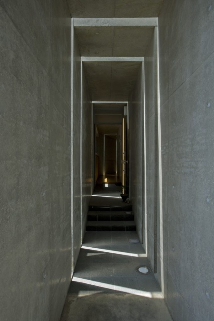 Concrete Slit House by Eastern Design Office