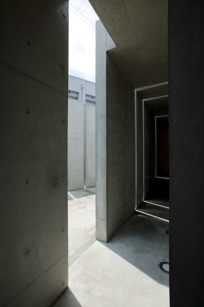 Concrete Slit House by Eastern Design Office